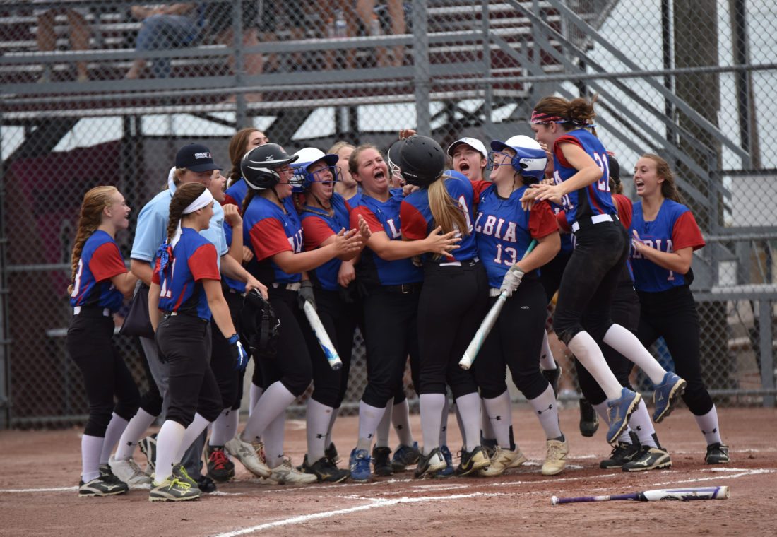 Isley powers Lady Dees | News, Sports, Jobs - Messenger News